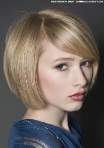 Frisuren Bilder: Üppig gewellter Bob zum geraden Pony - Frisuren, Haare