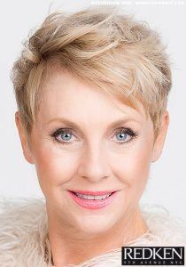 Frisuren Bilder: Weißblonder Pixie im Undone-Look - Frisuren, Haare