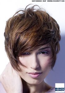 Frisuren Bilder: Lässiger Pilzkopf mit längeren Seitenpartien ...