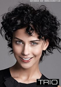 Frisuren Bilder: Stufen sorgen für schön fallende Locken - Frisuren, Haare