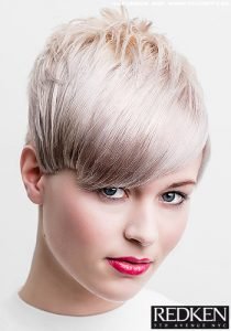 Frisuren Bilder: Weißblonder Pixie im Undone-Look - Frisuren, Haare